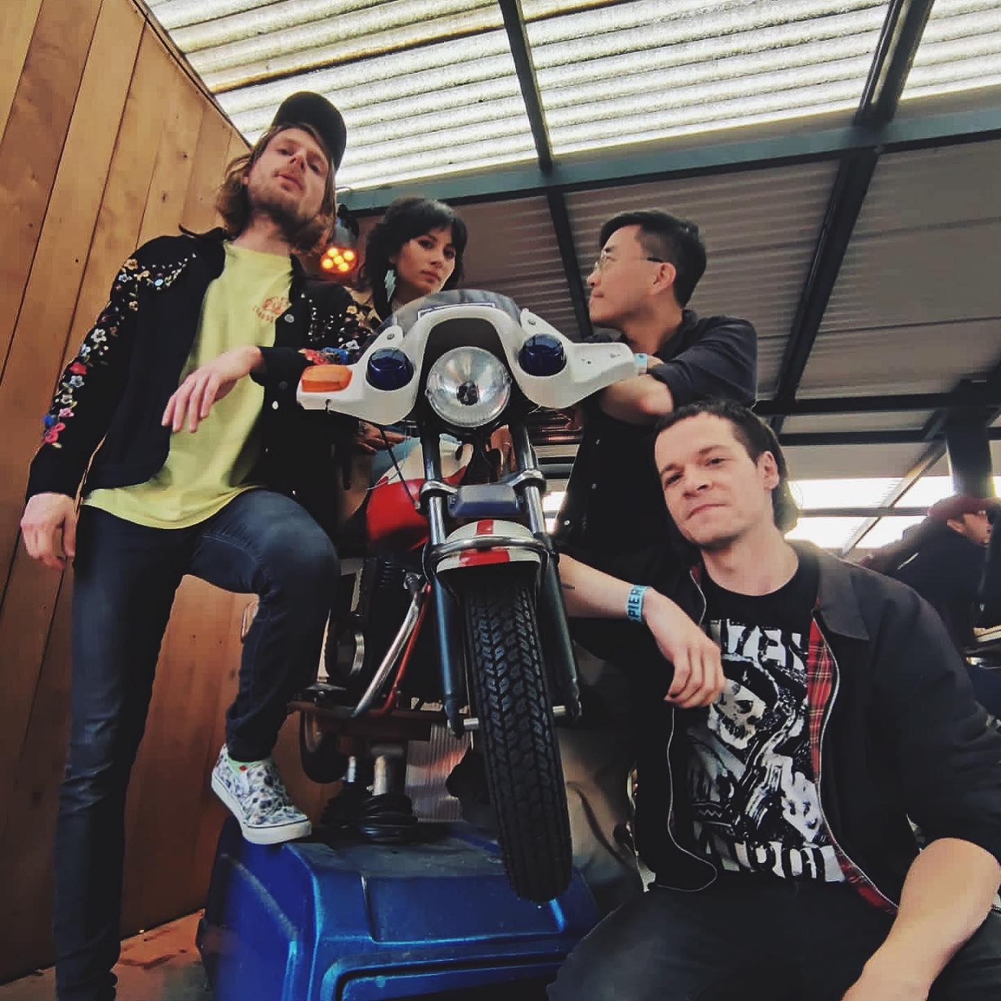 Single alert: trap je weekend af met Hey Team en nieuwe single O.K. Sis ...