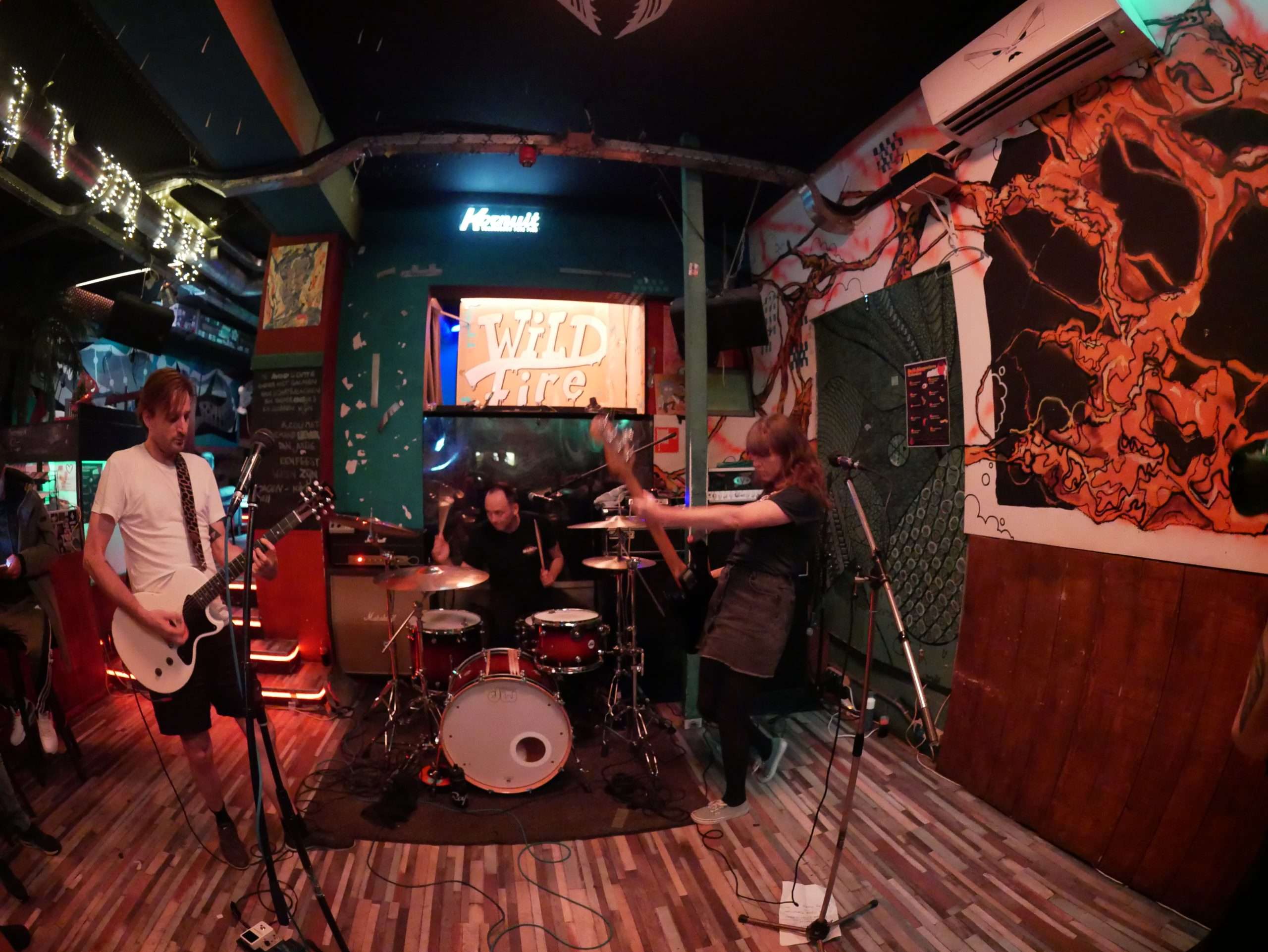 Videoprimeur met de allereerste muziek van kakelverse powerpoppunkers ...